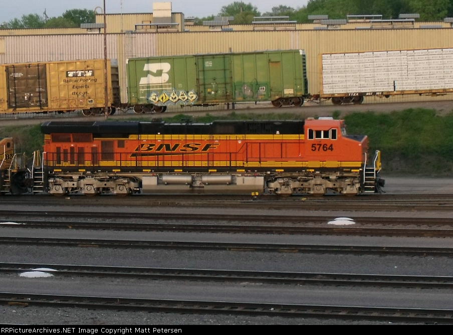 BNSF 5764